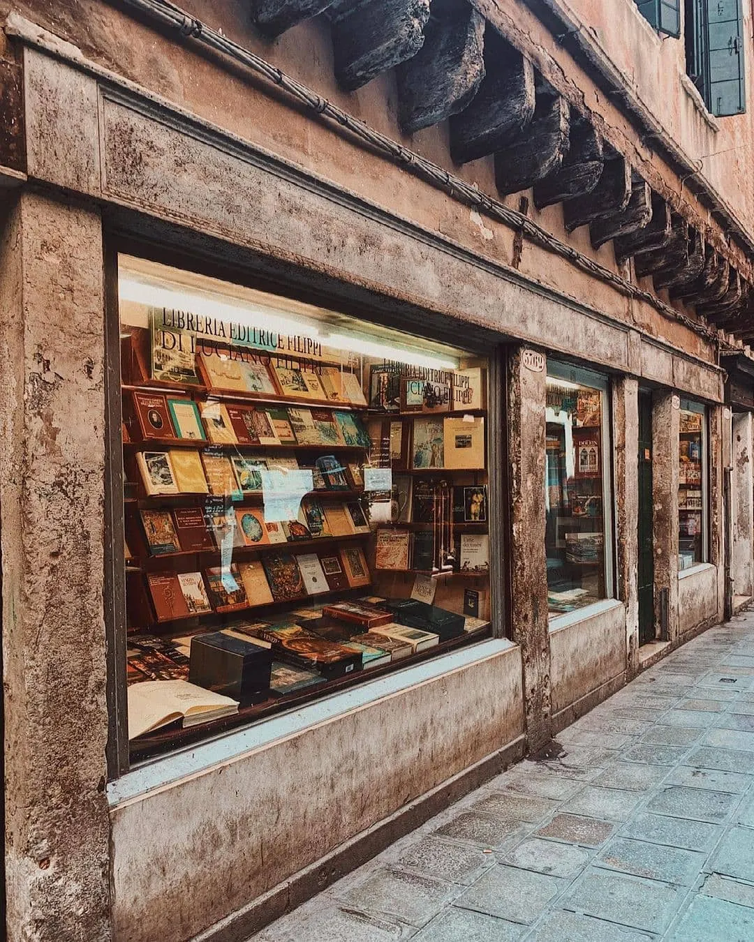 The 10 Most Beautiful Bookstores in Venice - Magazine